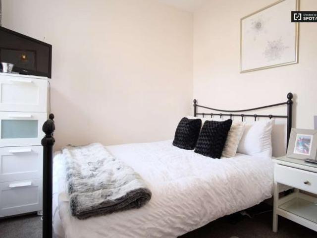 3 Bedroom Shared Living/roommate London London 75974883