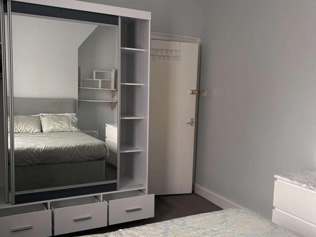 3 Bedroom Shared Living/roommate London London 86809735