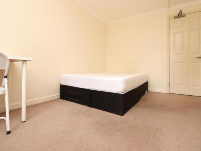 3 Bedroom Shared Living/roommate London London 90559443