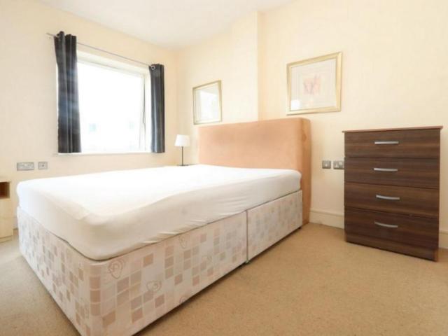 3 Bedroom Shared Living/roommate London London 90559466