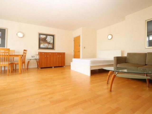 3 Bedroom Shared Living/roommate London London 90559468