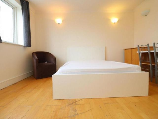 3 Bedroom Shared Living/roommate London London 90559480