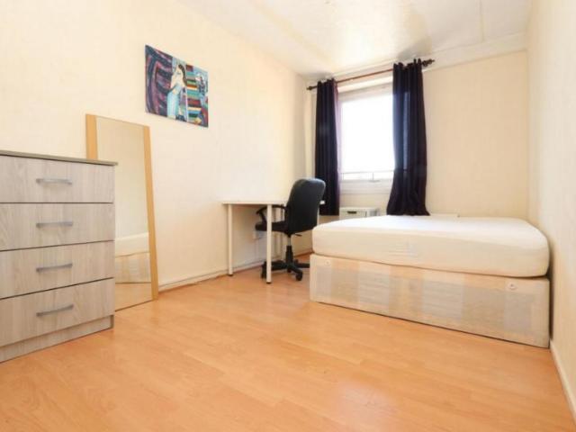 3 Bedroom Shared Living/roommate London London 90559498