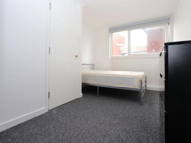 3 Bedroom Shared Living/roommate London London 90559559
