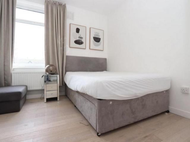 3 Bedroom Shared Living/roommate London London 90559578