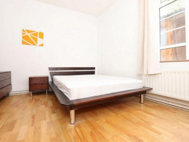 3 Bedroom Shared Living/roommate London London 90559600