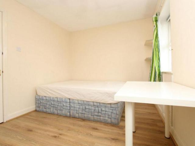 3 Bedroom Shared Living/roommate London London 90559606