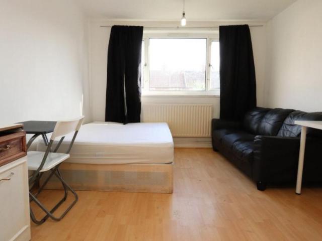 3 Bedroom Shared Living/roommate London London 90559644
