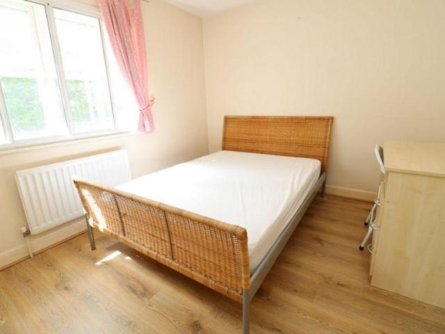 3 Bedroom Shared Living/roommate London London 90559696