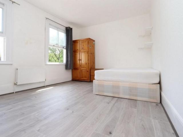 3 Bedroom Shared Living/roommate London London 90559698
