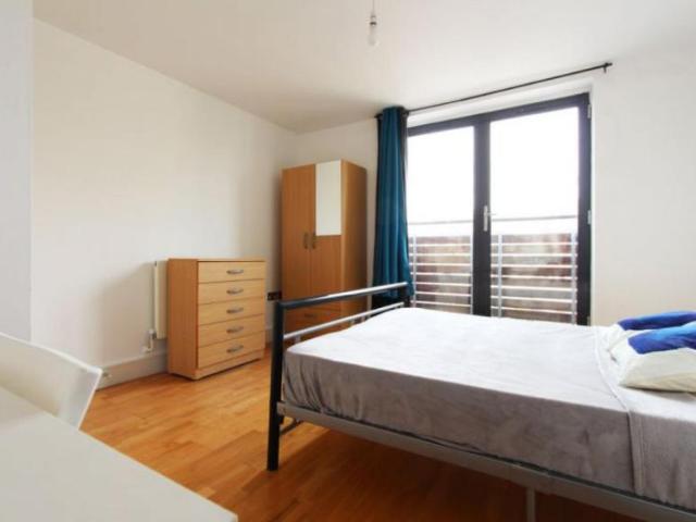 3 Bedroom Shared Living/roommate London London 90559715