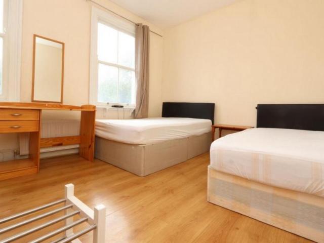 3 Bedroom Shared Living/roommate London London 90559717