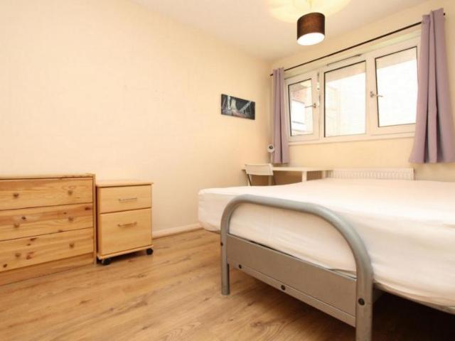 3 Bedroom Shared Living/roommate London London 90559726