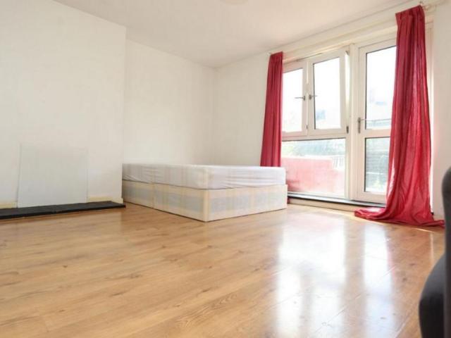 3 Bedroom Shared Living/roommate London London 90559738