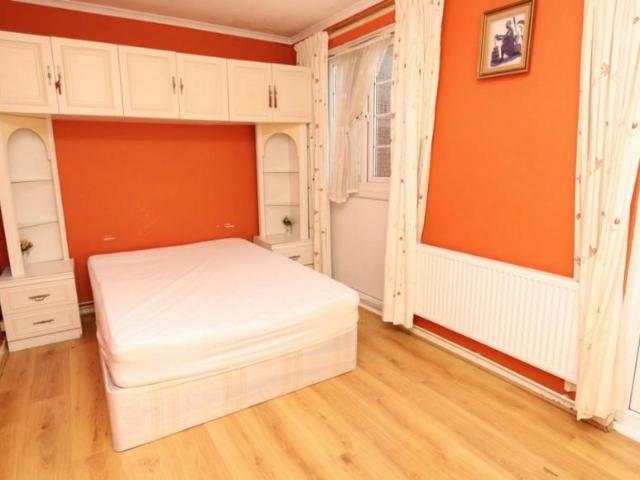 3 Bedroom Shared Living/roommate London London 90559773