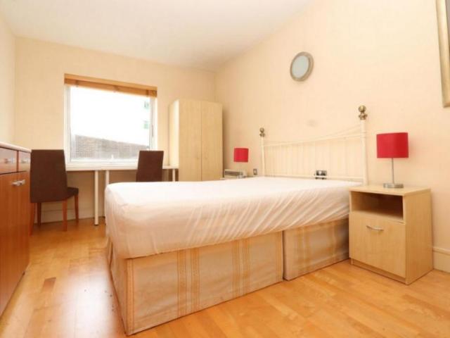 3 Bedroom Shared Living/roommate London London 90559795
