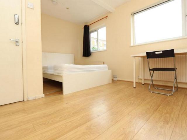 3 Bedroom Shared Living/roommate London London 90559826