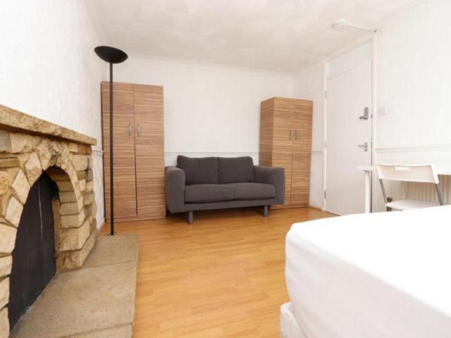 3 Bedroom Shared Living/roommate London London 90559853