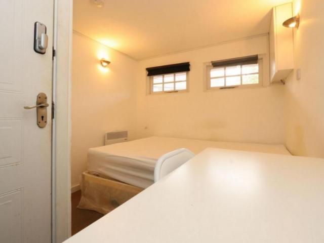 3 Bedroom Shared Living/roommate London London 90559888