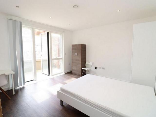 3 Bedroom Shared Living/roommate London London 90559891