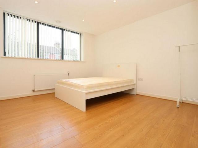 3 Bedroom Shared Living/roommate London London 90559911