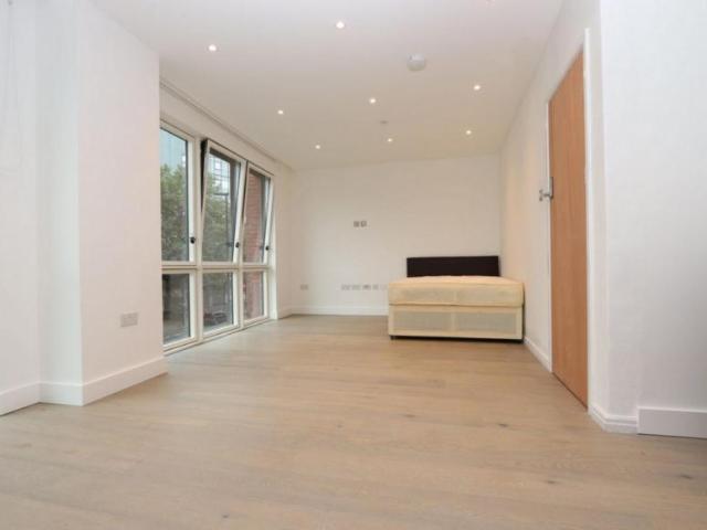 3 Bedroom Shared Living/roommate London London 90559923