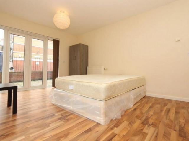 3 Bedroom Shared Living/roommate London London 90559928