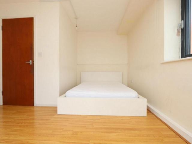3 Bedroom Shared Living/roommate London London 90559939