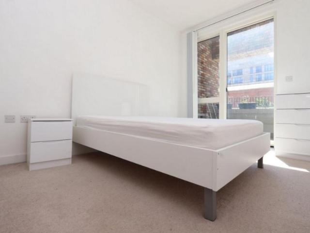 3 Bedroom Shared Living/roommate London London 90559942