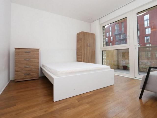 3 Bedroom Shared Living/roommate London London 90559953