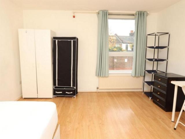 3 Bedroom Shared Living/roommate London London 90559392