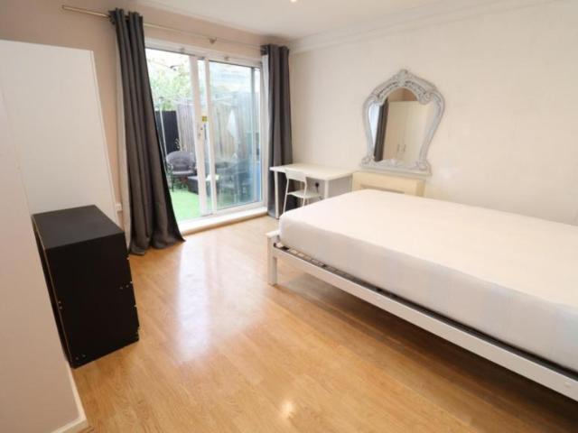 3 Bedroom Shared Living/roommate London London 90560460