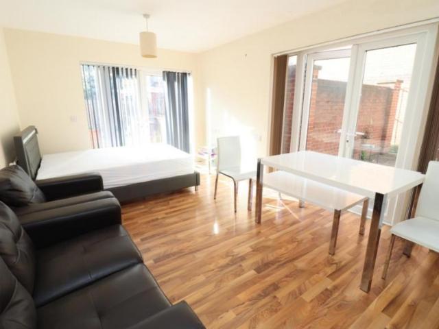3 Bedroom Shared Living/roommate London London 90560570