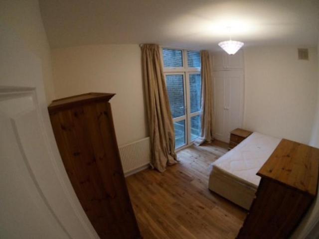 3 Bedroom Shared Living/roommate London London 90560577