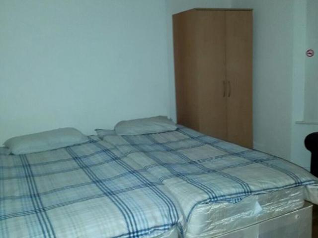 3 Bedroom Shared Living/roommate London London 90560580