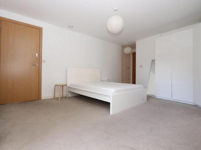 3 Bedroom Shared Living/roommate London London 90560016