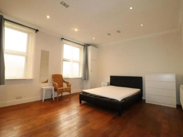 3 Bedroom Shared Living/roommate London London 90560036