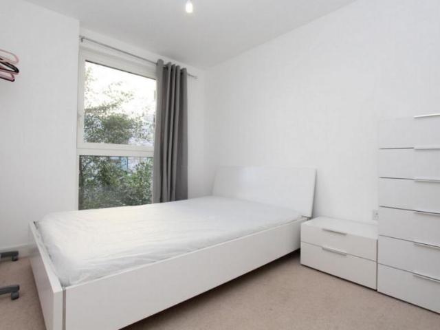 3 Bedroom Shared Living/roommate London London 90560097