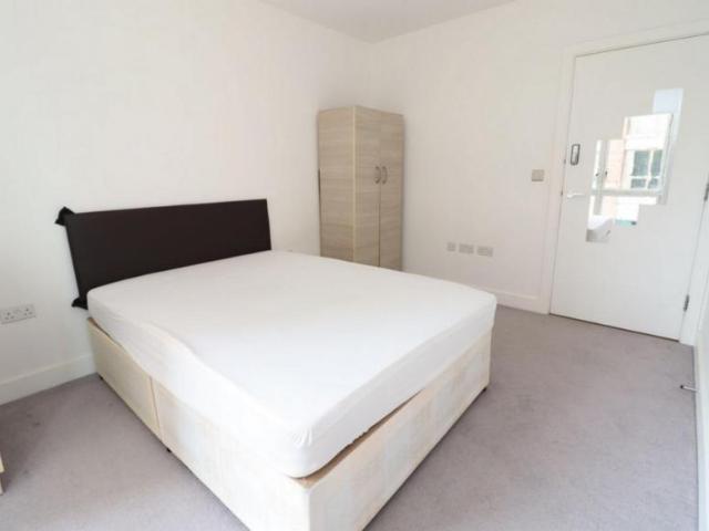 3 Bedroom Shared Living/roommate London London 90560158