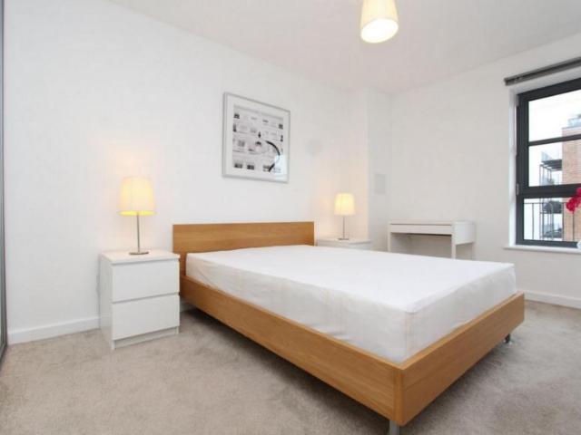 3 Bedroom Shared Living/roommate London London 90560188
