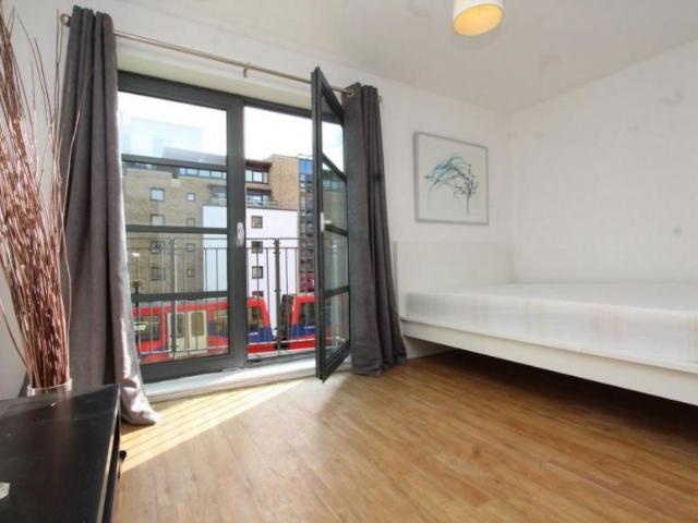 3 Bedroom Shared Living/roommate London London 90560189
