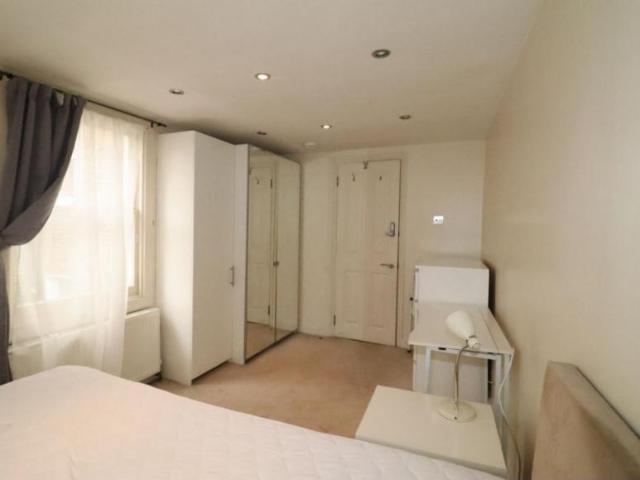 3 Bedroom Shared Living/roommate London London 90560240