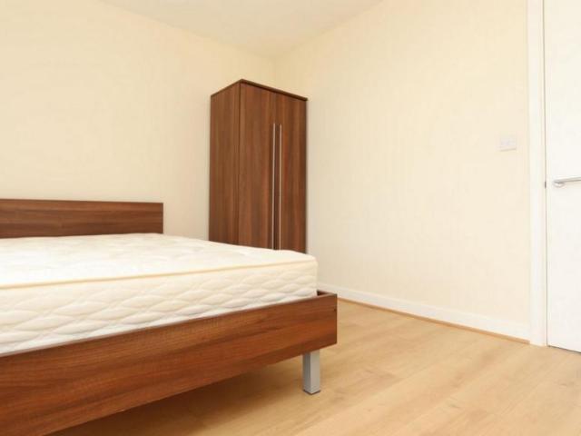 3 Bedroom Shared Living/roommate London London 90560265