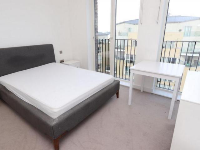 3 Bedroom Shared Living/roommate London London 90560295