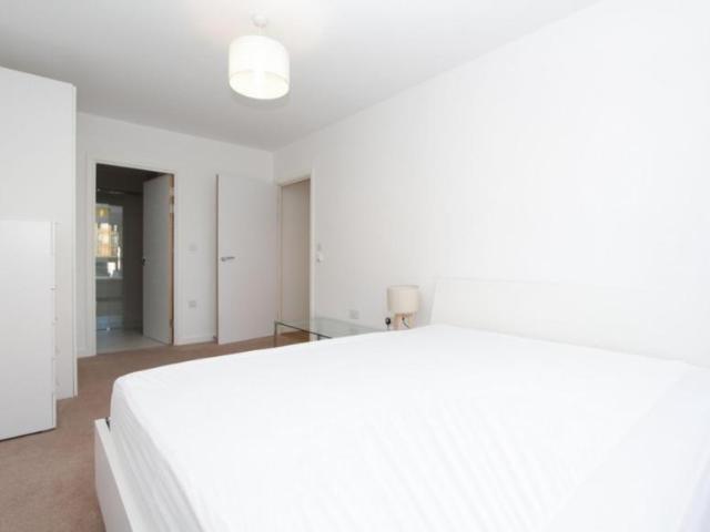 3 Bedroom Shared Living/roommate London London 90560335
