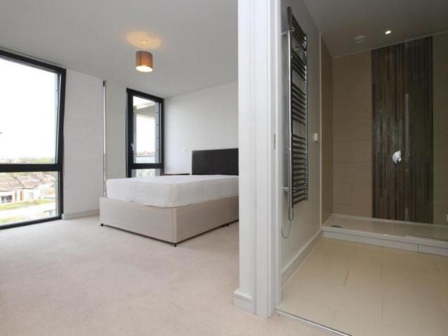 3 Bedroom Shared Living/roommate London London 90560338