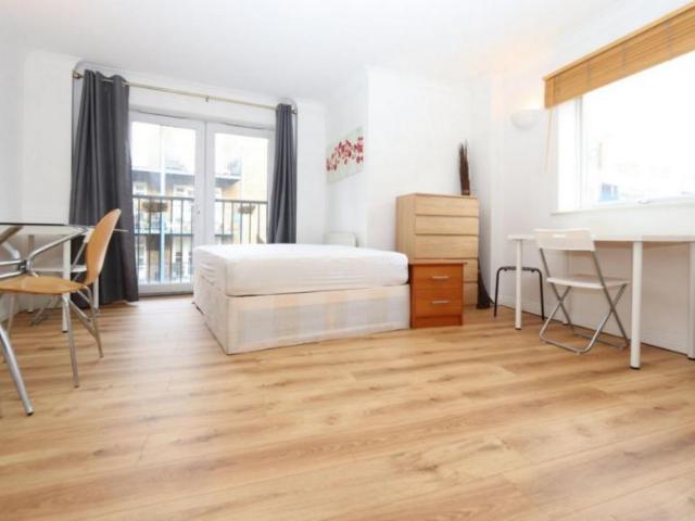 3 Bedroom Shared Living/roommate London London 90560345