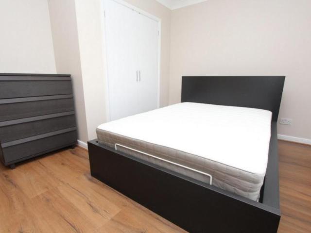 3 Bedroom Shared Living/roommate London London 90560354