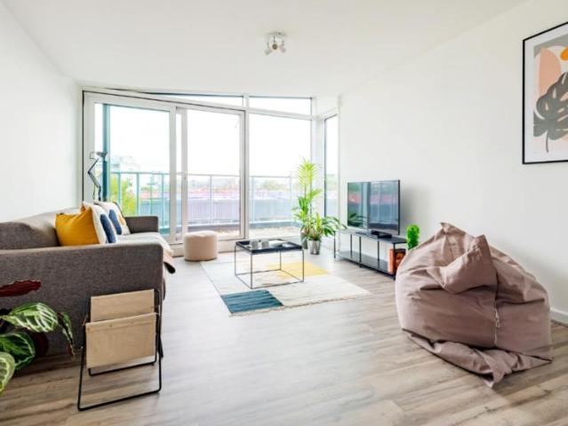 3 Bedroom Shared Living/roommate London London 90561798
