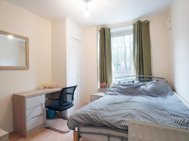 3 Bedroom Shared Living/roommate London London 90563498